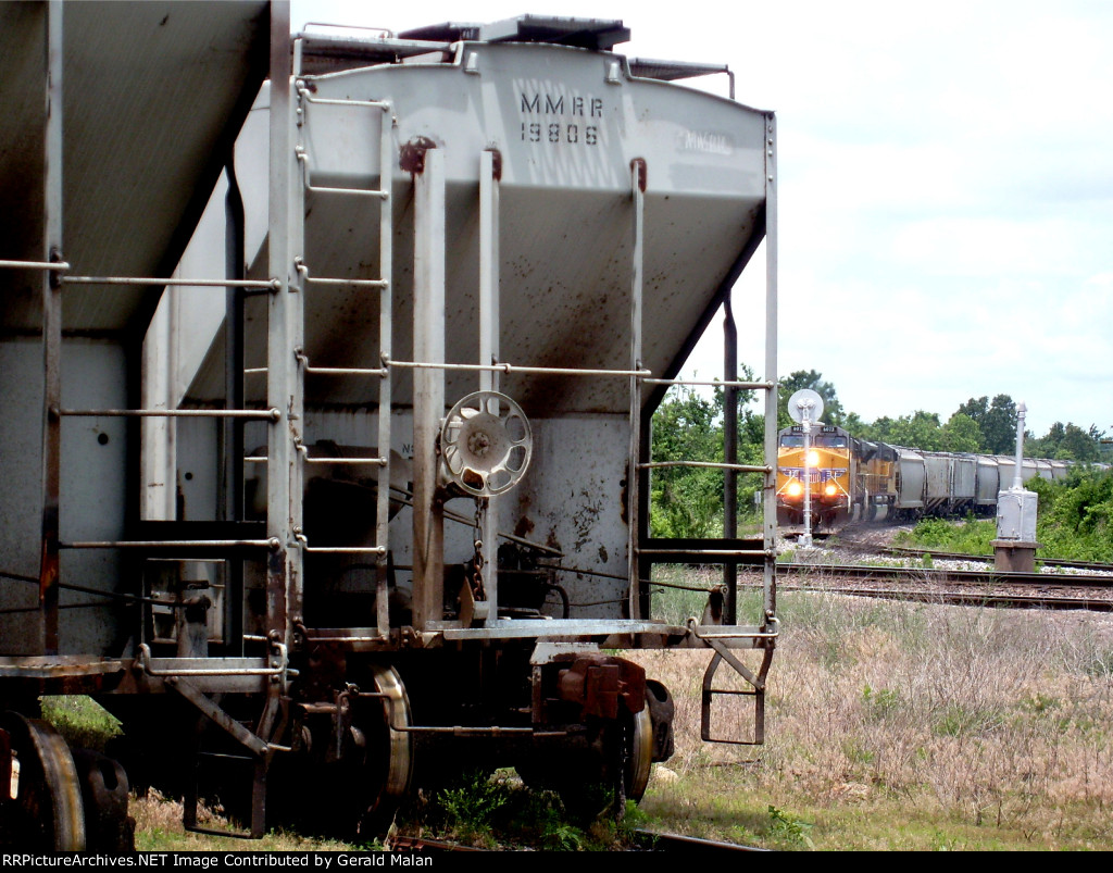 UP 6073 through Aurora MO on the Mo and N.Arkansas RR